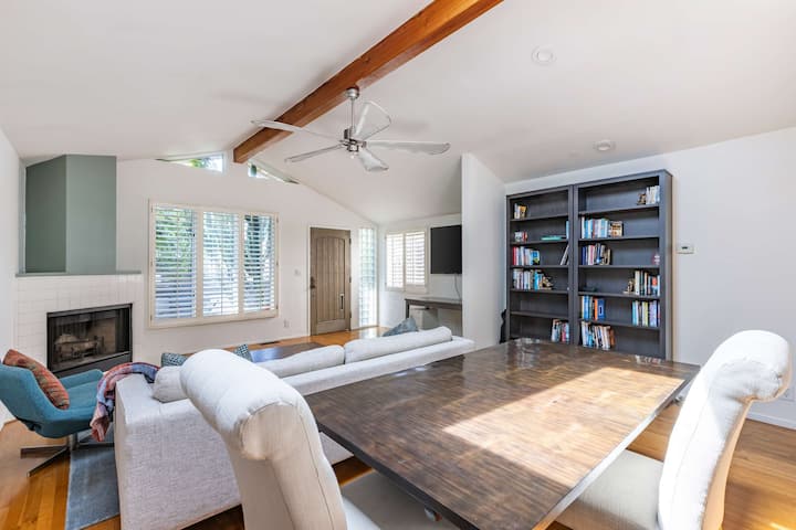 Breezy Venice Bungalow Near The Canals And Beach - Santa Monica, CA