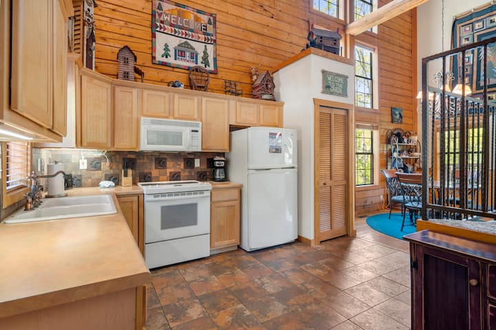 Tucked-away But Close To Everything! Walk-in Cedar Log Cabin - Branson, MO