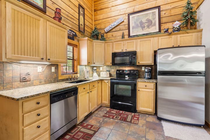 Restful Cabin With Murals, Fireplace, And Balcony - Rockaway Beach, MO