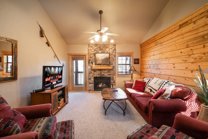 Close To Shows! Cedar Cabin In Theatre District - Branson, MO