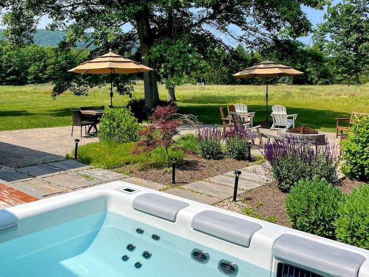 5 Stars W/ Hot Tub, Sunny Patio, Game Room, Views! - The Berkshires, MA