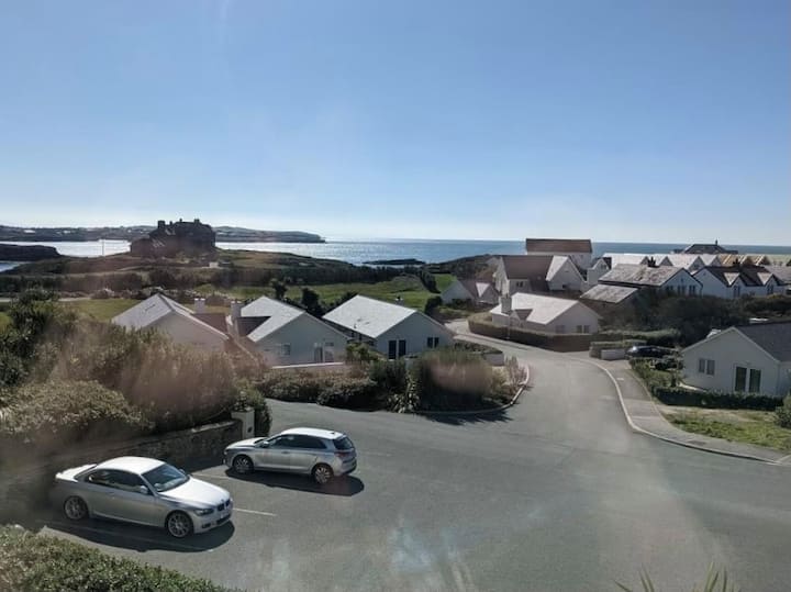 Cliff Apartment, Stunning Views, One Bedroom - Trearddur Bay