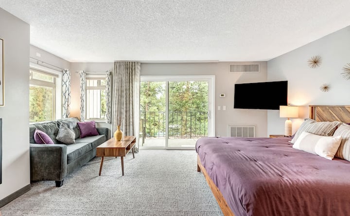 Downtown Corner Studio With 270-degree Riverview - Bend, OR