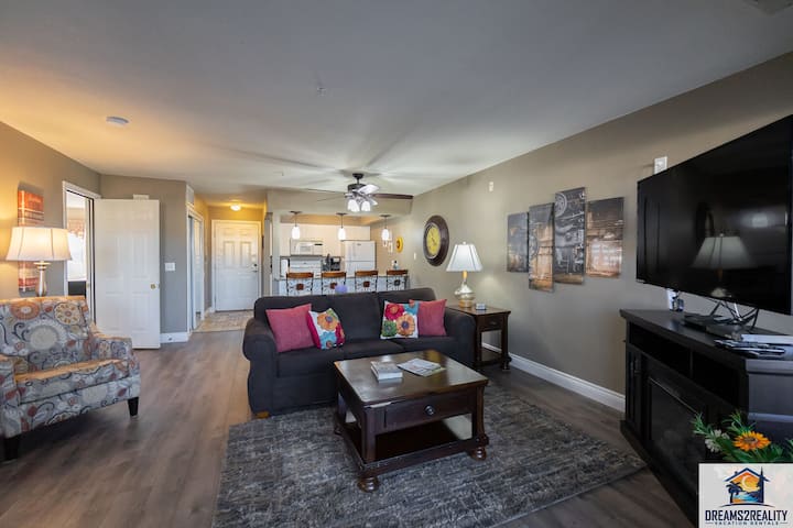 2 Bedroom Walk-in ~ Golf Course View! ~ Near The Strip! (Cl-c6) - Branson, MO