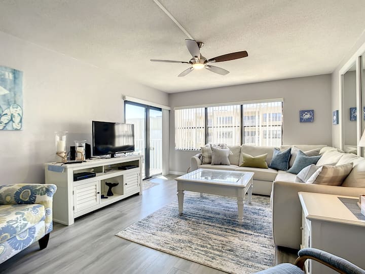 Beachfront / Car Free Beach / Pool & Kiddie Pool / Ocean View Cr409 - New Smyrna Beach, FL