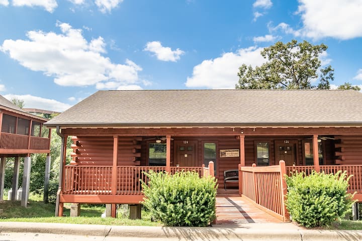 Beary Romantic Cabin With Jacuzzi Tub & Fireplace - Branson, MO