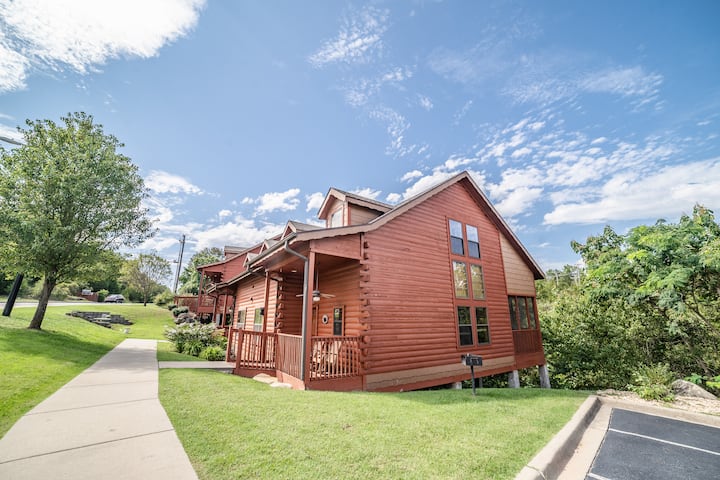 Roomy 2bd+l Cedar Cabin Just Minutes From Dining - Branson, MO