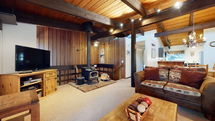 Mammoth Estates 129 Rustic Spacious Condo. Prime Location, Bus Stop Near By, Walk To The Village By Redawning - Mammoth Lakes, CA