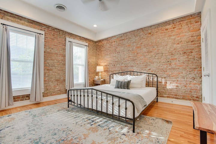 Red Door Apt 2.0 | Downtown W/ Full Kitchen! - Greenville, SC