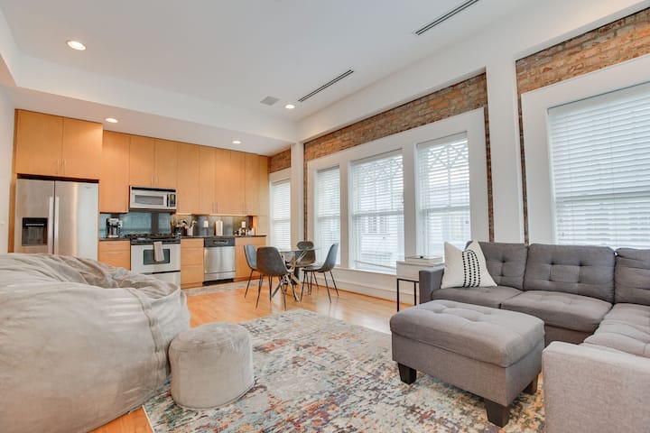 Red Door Apt 2.0 | Downtown W/ Full Kitchen! - Greenville