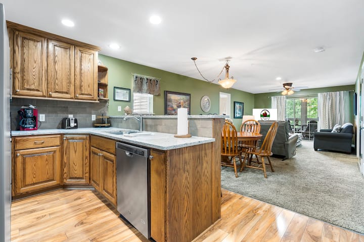 3 Bedroom, 3 Bathroom Walk-in Golf Condo With King Beds, Sunroom, And Dining Area - Branson, MO