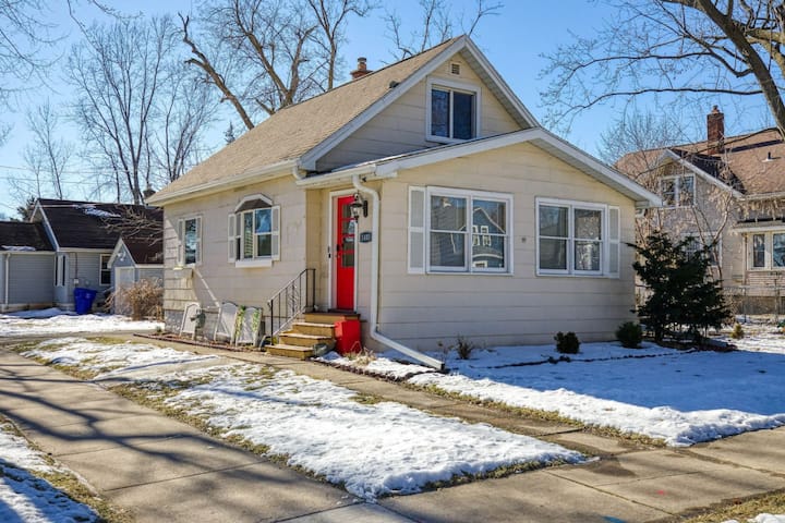 Fenced Yard - Stylish, Comfy Home: Walk Downtown - Appleton, WI