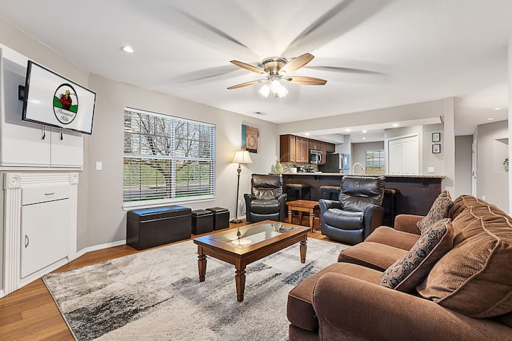 2 Bedroom, 2 Bath Walk-in Golf Condo Featuring Whirlpool Tub & Sunroom With Course View - Branson, MO