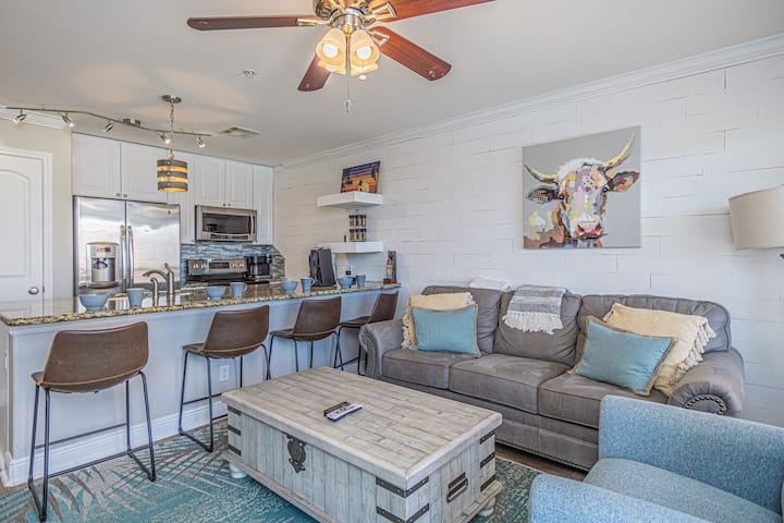 Beach Barn - Ocean View, Pet Friendly! - Galveston Island, TX