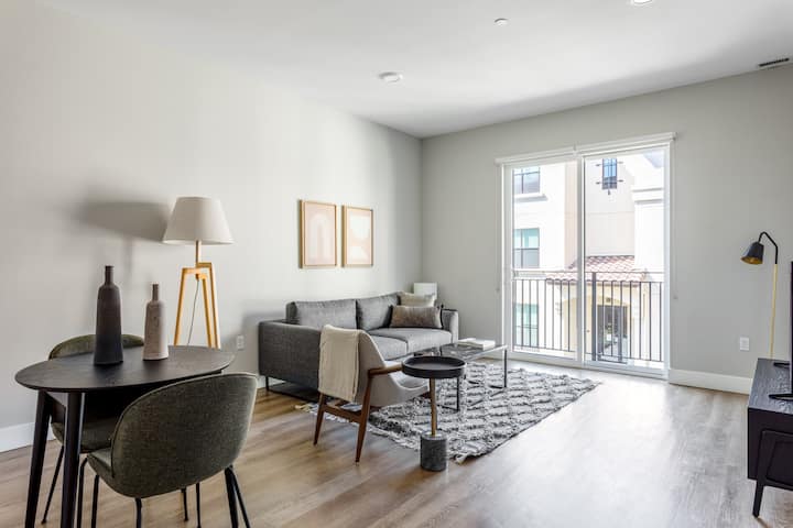 Blueground | San Carlos, Pool, Gym, Nr Caltrain - Redwood City, CA