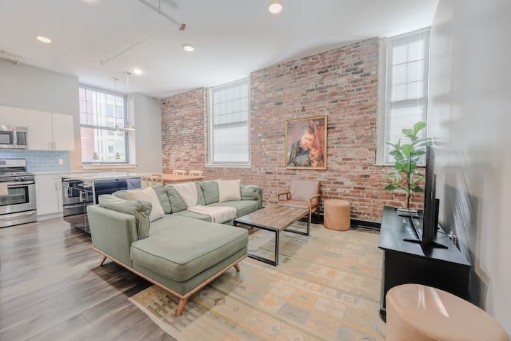 Lavishly Designed Home | With Office | Close To T - Boston