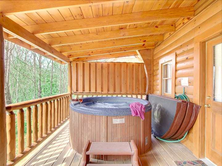 Hot Tub, Pet Friendly, Pool Table, Free Tickets!
