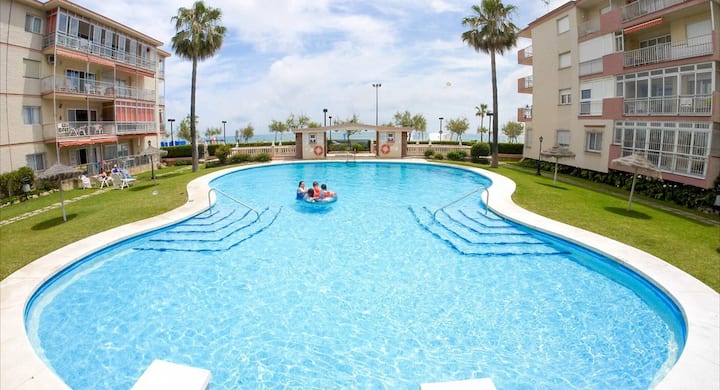 Seafront Fuengirola  – 2 Balconies, Pool & Views - Fuengirola