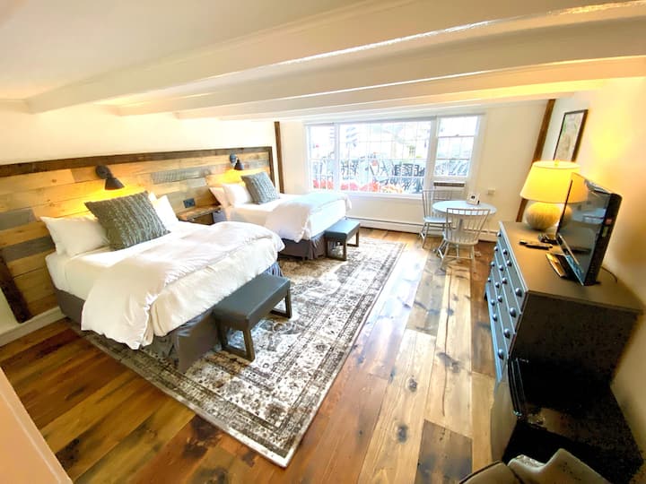 Classic Queen 2 Queen Beds In Historic Inn, Rm 4 - Wilmington, VT