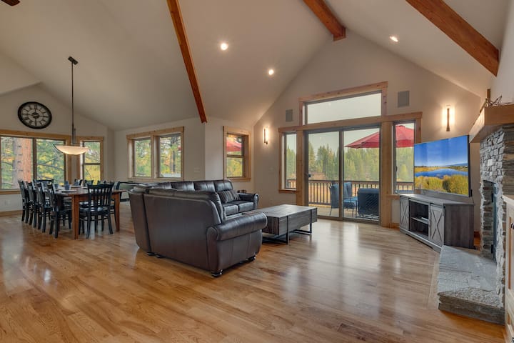Ac, Slot Machine, Skeeball, Bubble Hockey, Shuffleboard, Spa, +Meadow Views  Meadow View Estate - South Lake Tahoe, CA