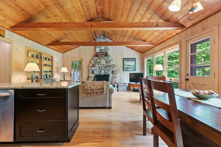 Tranquil Roo Retreat: Walk To Kangaroo Lake Beach - Baileys Harbor, WI