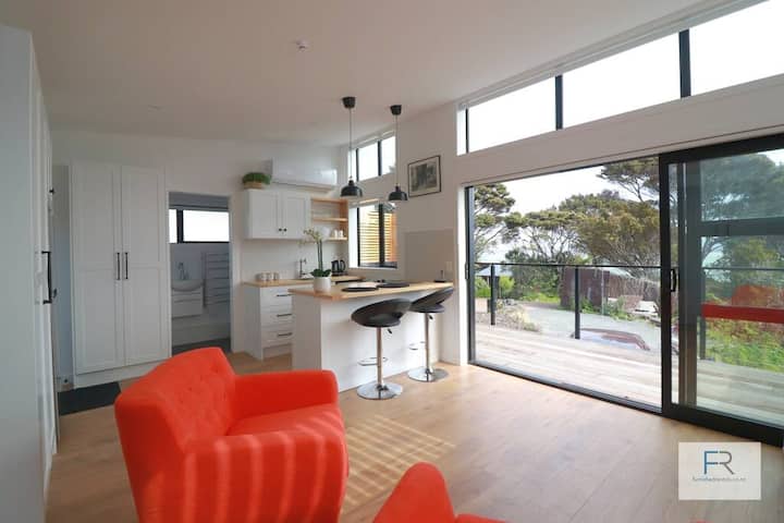 Cosy Tiny Home With Ocean View Byfurnished Rentals - Auckland