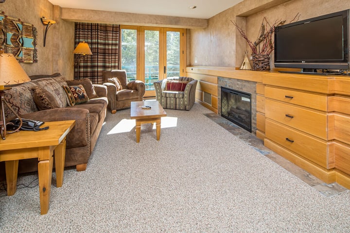 Ski In/out, Shared Hot Tub & Fireplace, Great View - Montana