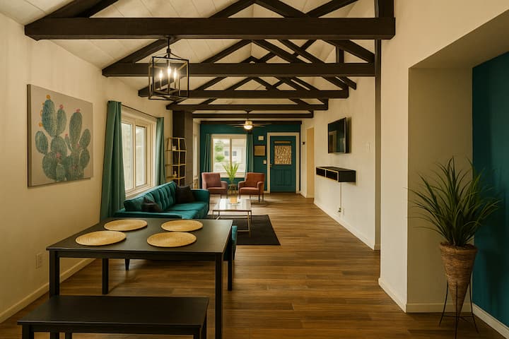 Stylish 2-bed Townhouse Near Unm · Sleeps 6 - Albuquerque, NM