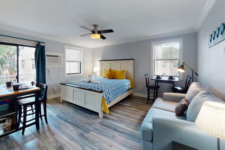 Charming Studio Beach Getaway, Near Food & Fun. - St. Pete Beach, FL