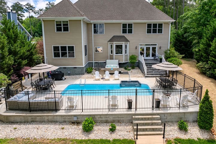 Lakefront Luxury Retreat With Heated Pool, Hot Tub - Lake Gaston