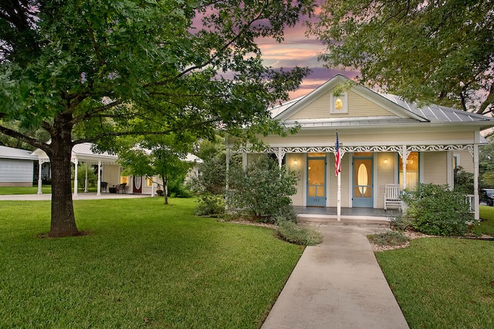 Oma Lange's Guesthouse | In Town | Hot Tub | Full Kitchen | Wifi - Fredericksburg, TX