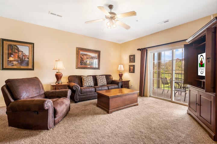 King Bedroom, 1 Bathroom + Adjoining Queen Suite Golf Condo - Branson, MO