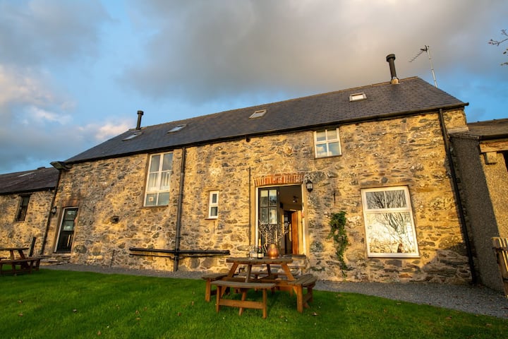 Bryn Lon Mawr 5-bed Barn Conversion In Caergeiliog - Gales
