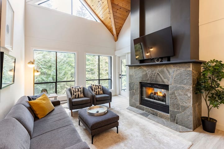 Big Loft! Hot Tub, View, 2 Living Areas, 2xparking - Whistler