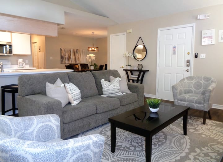 3 Bed 3 Bath 2nd Floor Condo. 2 Master Bedrooms With Ensuite Baths.  5 Miles To Disney's Main Gate - Florida