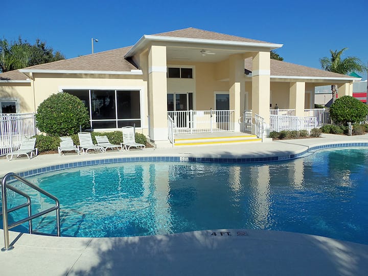 Just 2 Miles To Disney! Spacious 2br/2ba Condo | Resort Pool | Sleeps 6 - Celebration, FL