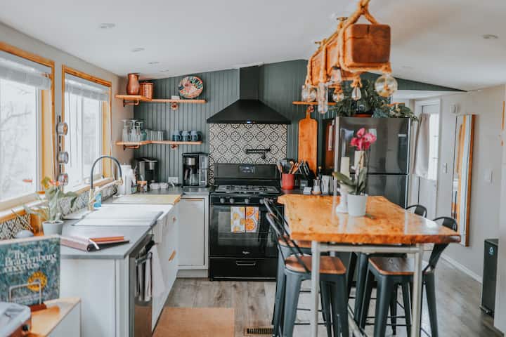 Stag Haus | Luxe Hideaway W/hot Tub +Walk To Town - 紐約