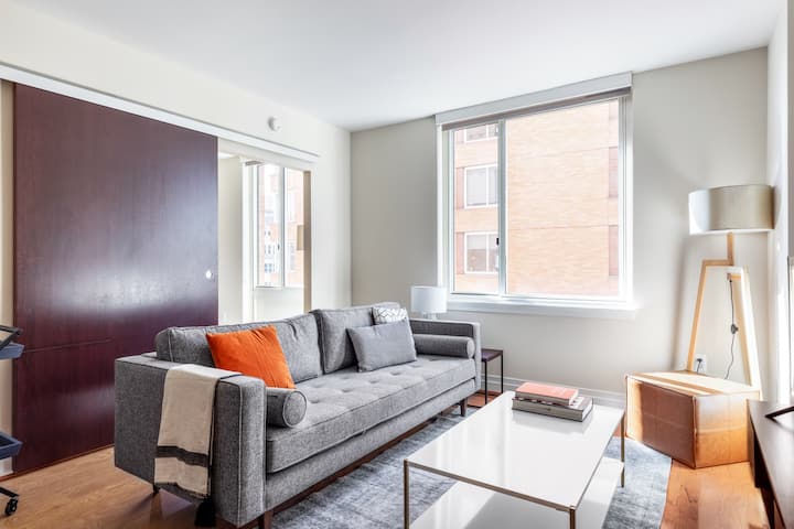 Bright Foggy Bottom 1br W/ Gym, Pool, Nr. World Bank, By Blueground - Alexandria, VA