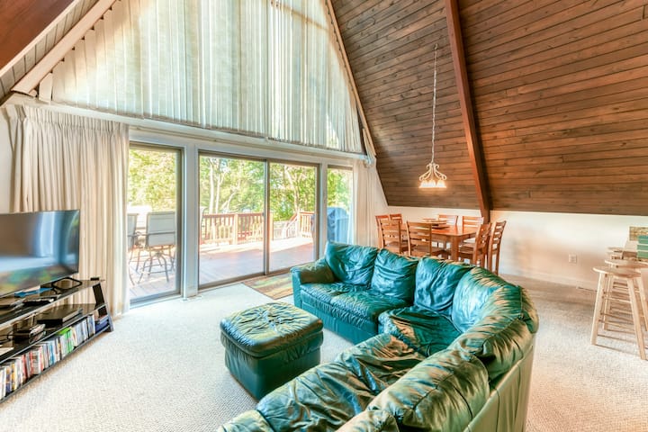A-frame 2br With Lake Views, Dock, Spacious Deck - Lake Anna, VA