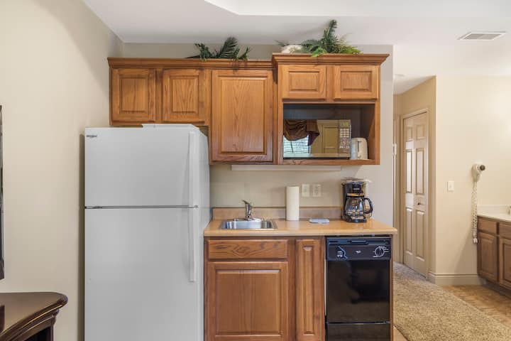 King Suite Golf Condo - Jacuzzi Tub & Kitchenette - Branson, MO