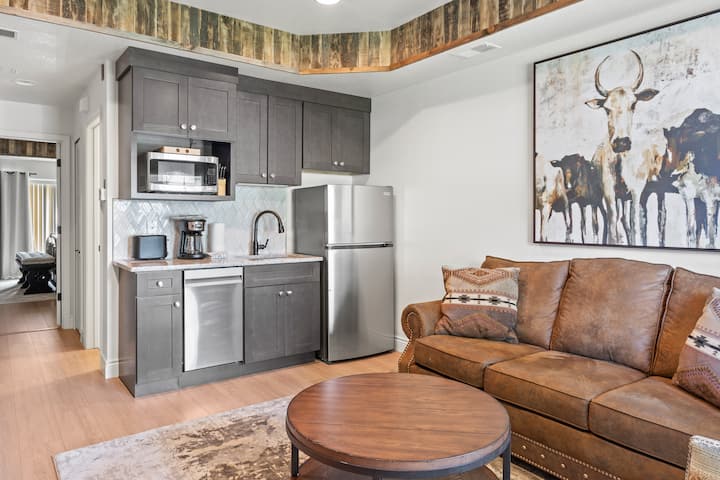 Walk-in King Suite With Jacuzzi Tub, Kitchenette & Private Patio - Branson, MO