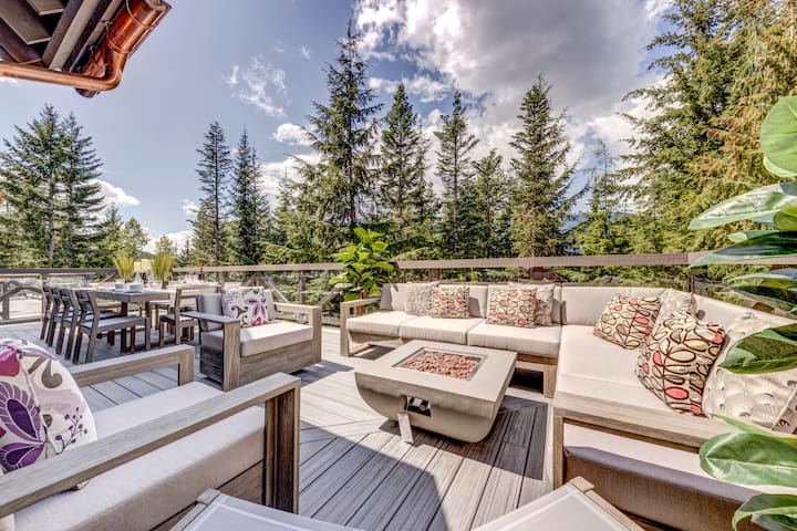 Pinnacle Ridge 5 - Ski In Ski Out, Private Hot Tub - Whistler