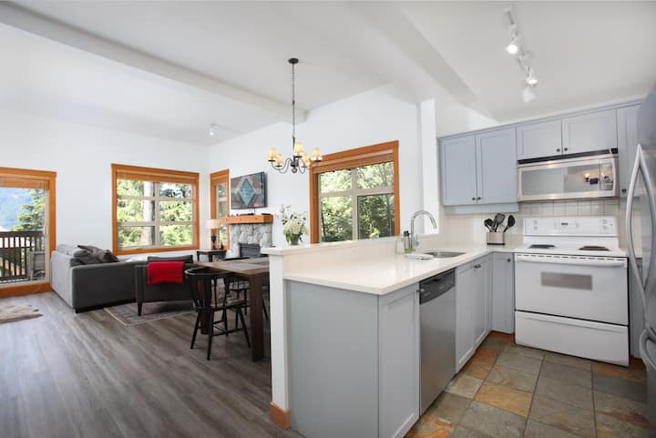 Mountain Star 16 -Ski In Walk Out, Private Hot Tub - Whistler