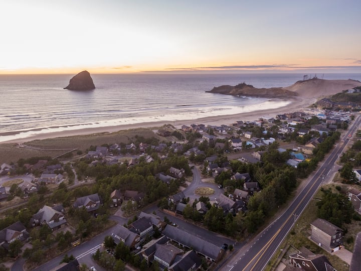 Seaside Paradise - Lovely Townhome, Steps To Beach - Pacific City, OR