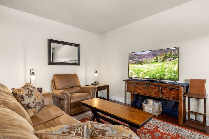 2 Bedroom Condo In Downtown Whitefish, Close To Glacier Park, Skiing And Golf - Montana