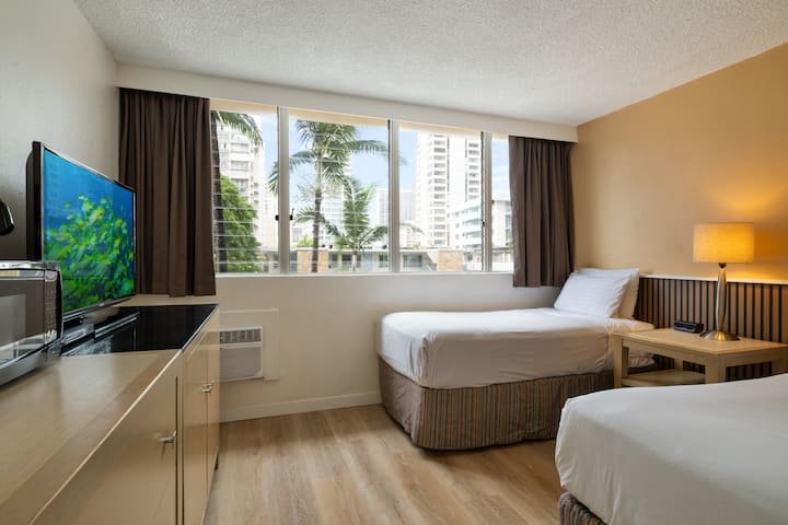 Aqua Aloha Surf Waikiki 201 | Sparkling City Views  Pool & Bbq - Kailua
