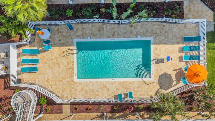 Sleek Modern Condo • Beachside • Heated Pool - Treasure Island, FL