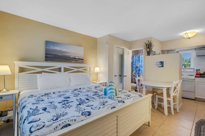 Pool-facing Studio • Direct Beach Access - Tt48 - Treasure Island, FL