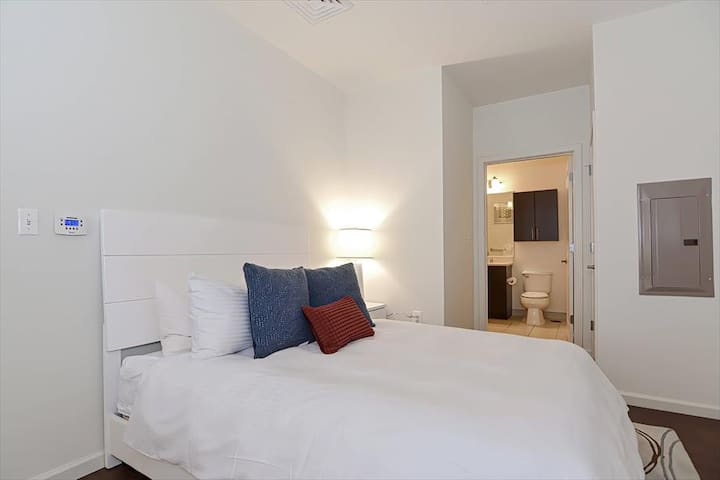 Luxury Studio W/ Rooftop Deck & Harbor Views - Boston, MA