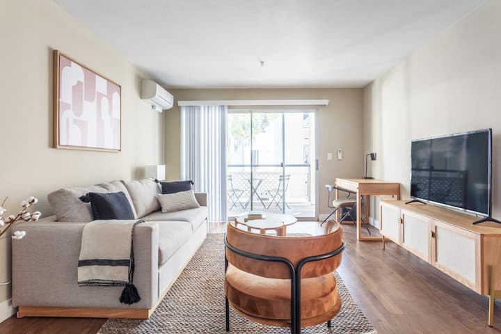 Mod Mountain View 2br W/ Gym, Pool, Downtown Location, By Blueground - Los Altos, CA